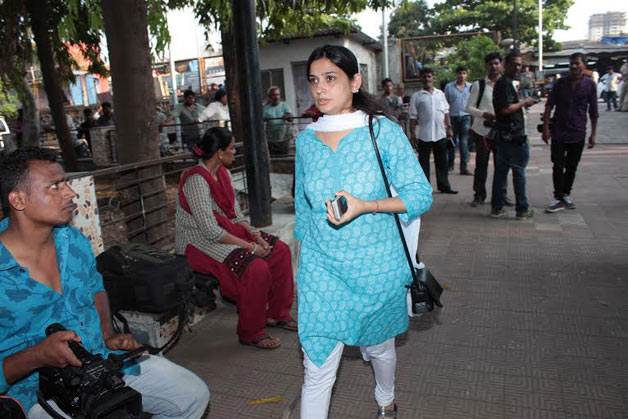 Pratyusha Banerjee laid to rest; family friends bid teary good-bye ...