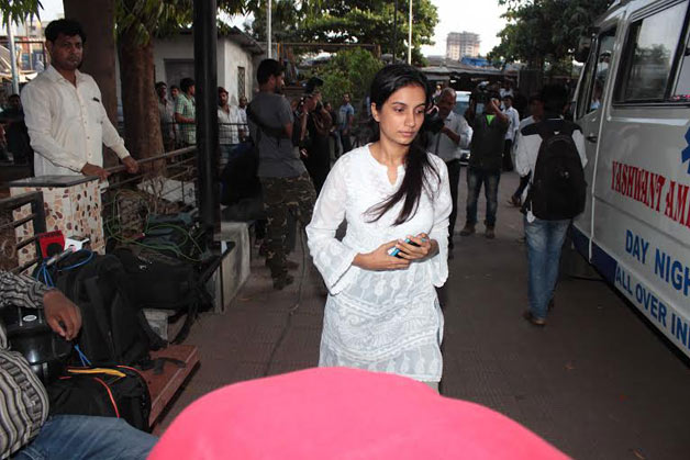 Pratyusha Banerjee laid to rest; family friends bid teary good-bye ...