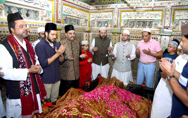 Emraan, Azharuddin pray at Nizamuddin Dargah for ‘Azhar'