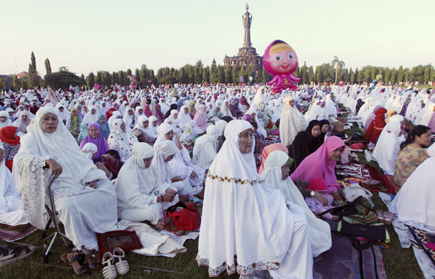 Muslims across the world celebrates Eid al-Fitr with fervour