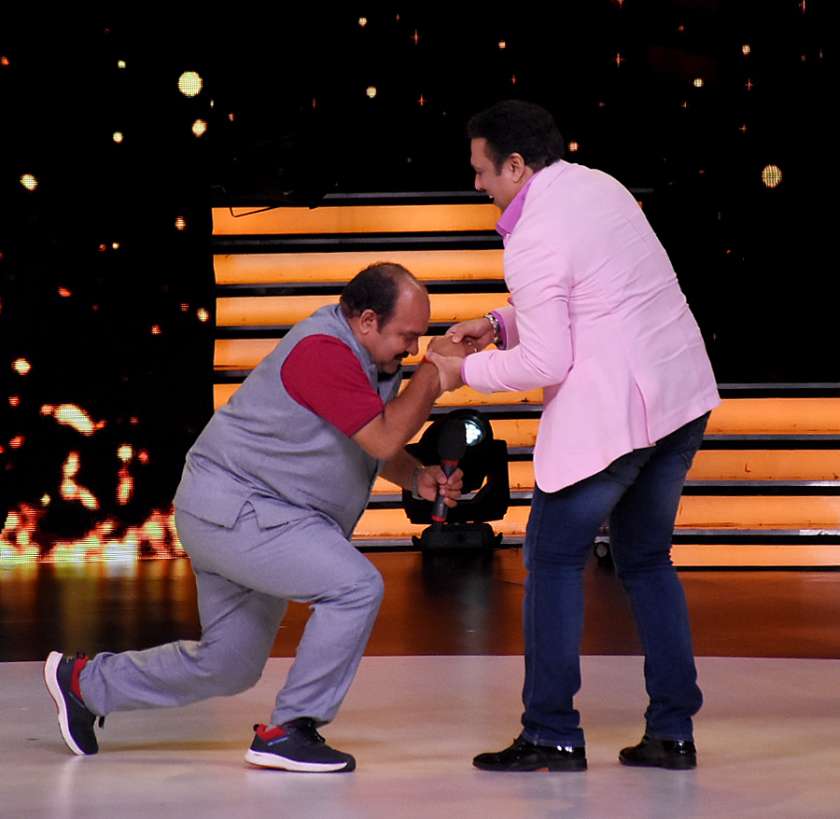 Dancing uncle Sanjeev Srivastav dances with Govinda in Madhuri Dixit's ...