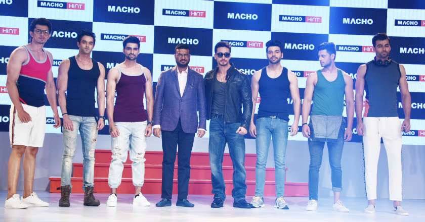 Tiger Shroff flaunts crazy moves skills MACHO HINT launch See Pictures ...