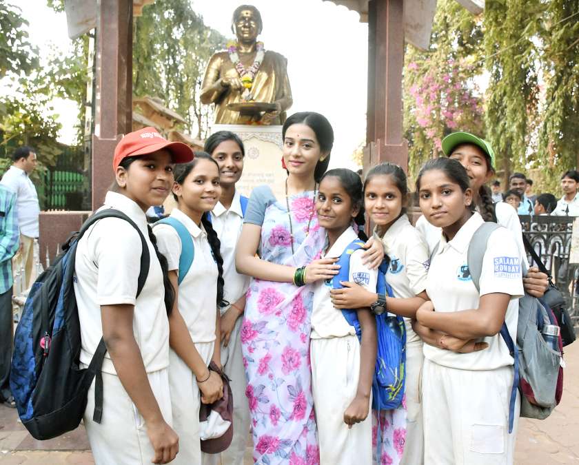 Thackeray: Amrita Rao looks every bit stunning as she steps out as ...