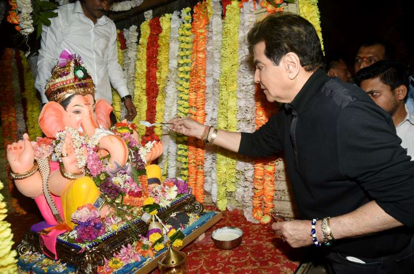 Vivek Oberoi, Jitendra and family bid goodbye to Lord Ganesha, check ...