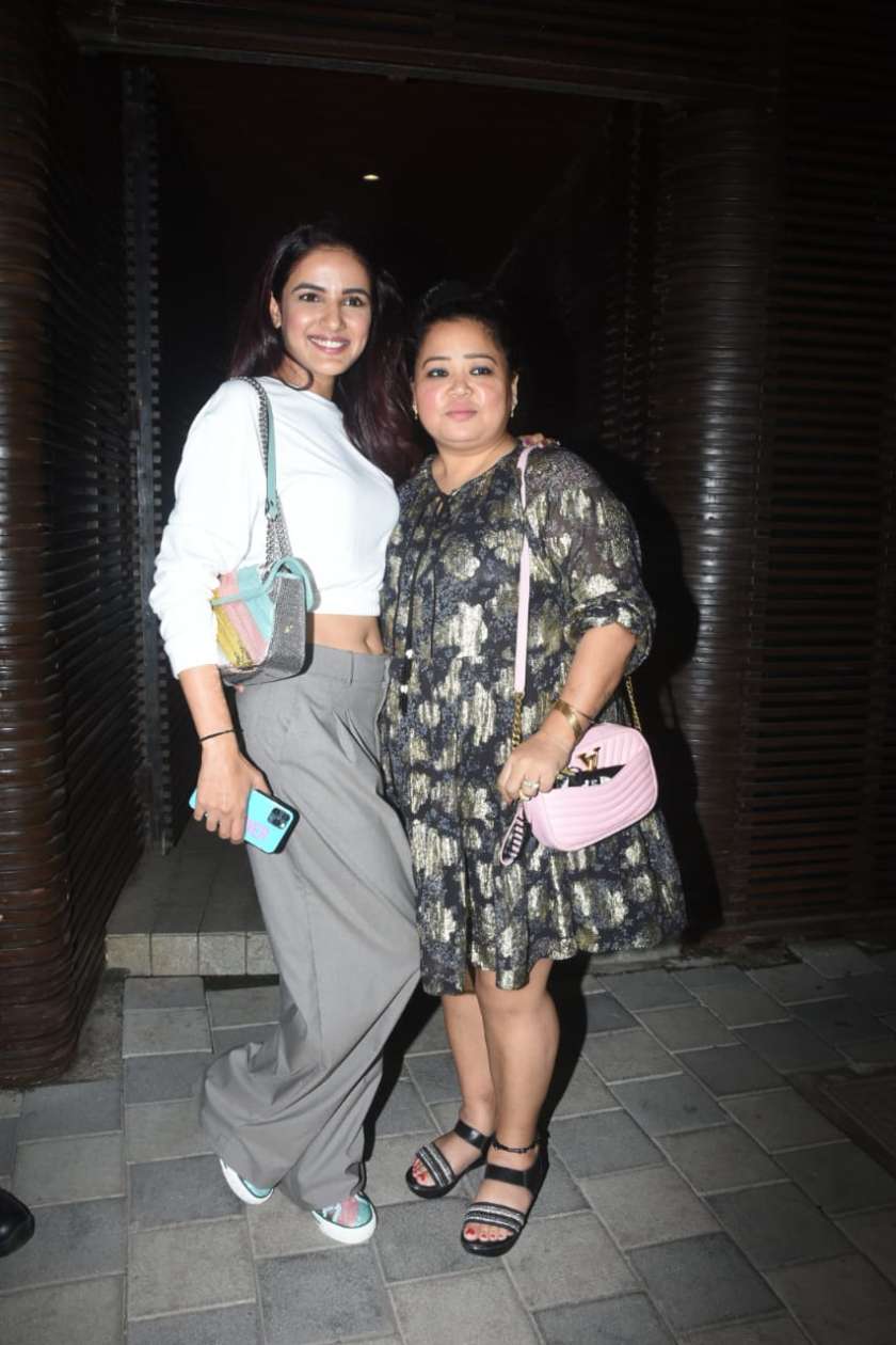 Jasmin Bhasin spotted with friends Bharti Singh, Harsh and others post ...