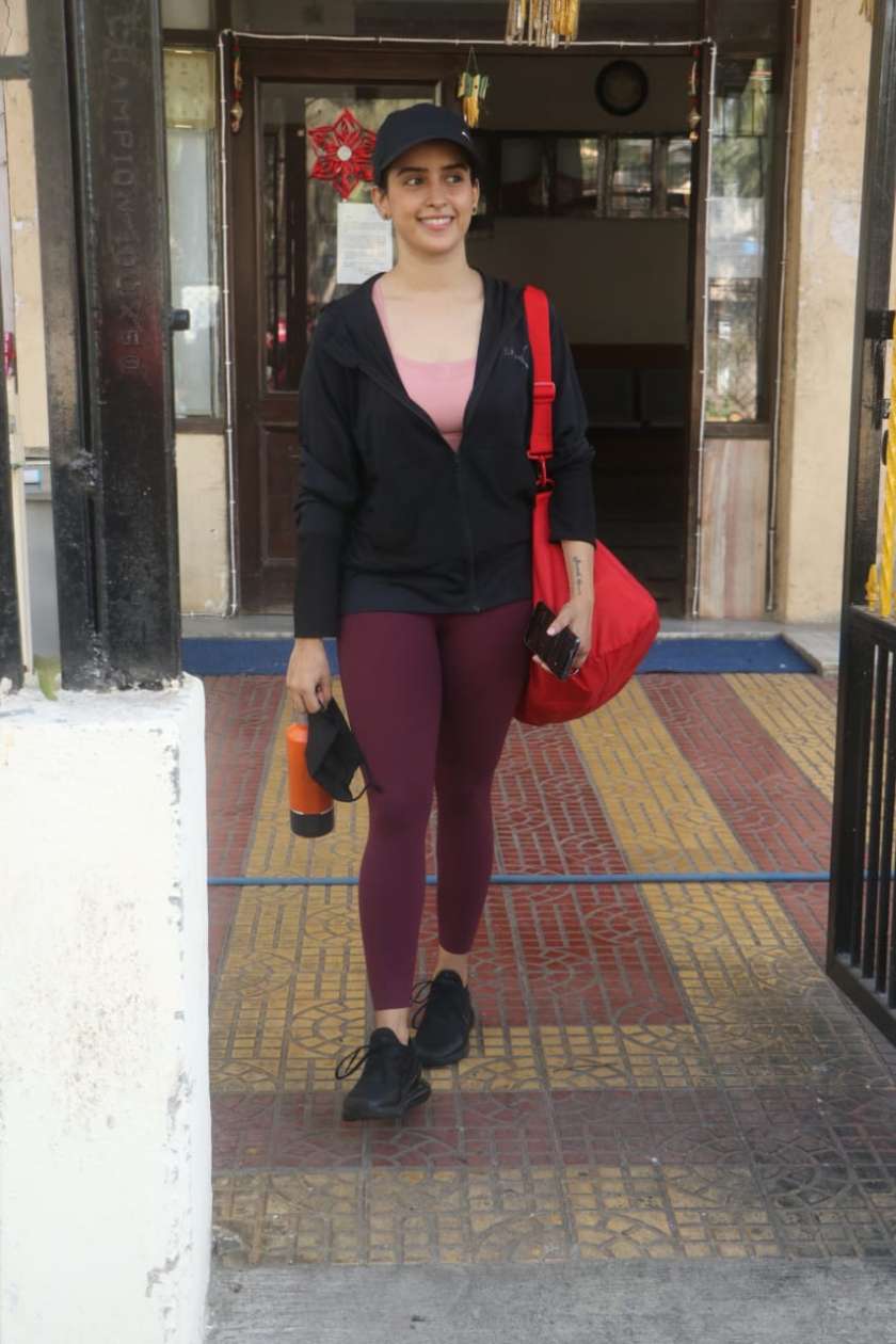 SPOTTED! Arjun Kapoor turns heads at airport, Anushka-Virat make first ...