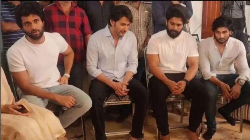 Superstar Krishna Funeral: Emotional Mahesh Babu gets support from Jr NTR, Allu Arjun, Naga ...