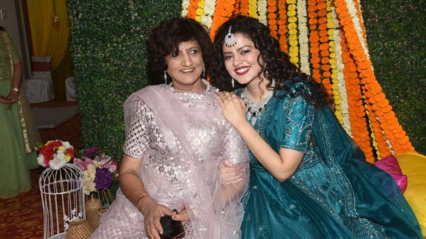 Palak Muchhal looks radiant at her mehendi ceremony