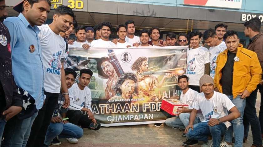 Pathaan craze is real: Shah Rukh Khan fans celebrate actor's return to ...