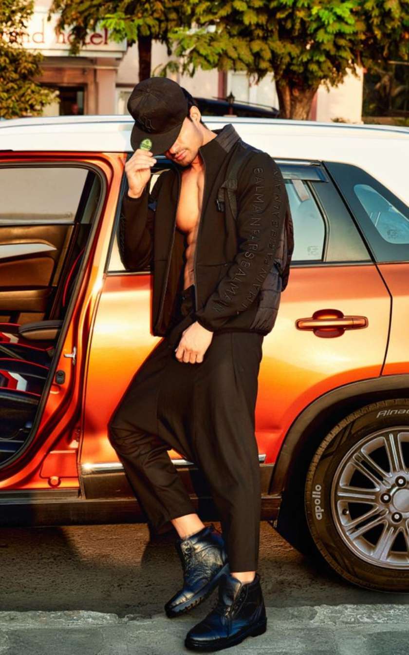 Actor Aryan Chauhan sends the mercury soaring flaunting his chiseled ...