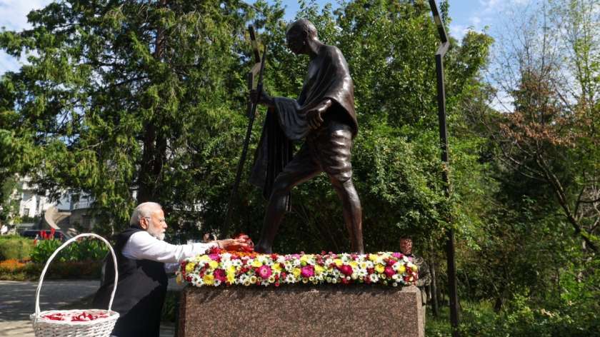 PM Modi arrives in Ukraine for historic visit, greets Zelenskyy with a ...