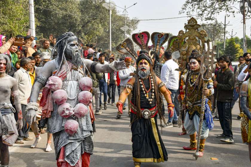 Mahakumbh 2025: Heart-winning performance by artists during royal entry ...
