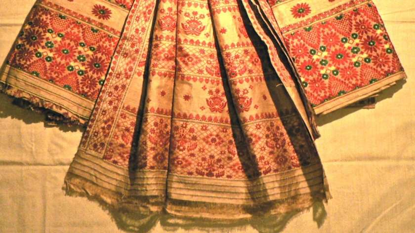 9 types of traditional weaves from different states of India