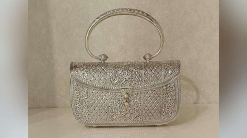 In Pics: From Madhubani Art to Brass Bodhi Tree, PM Modi presents India ...