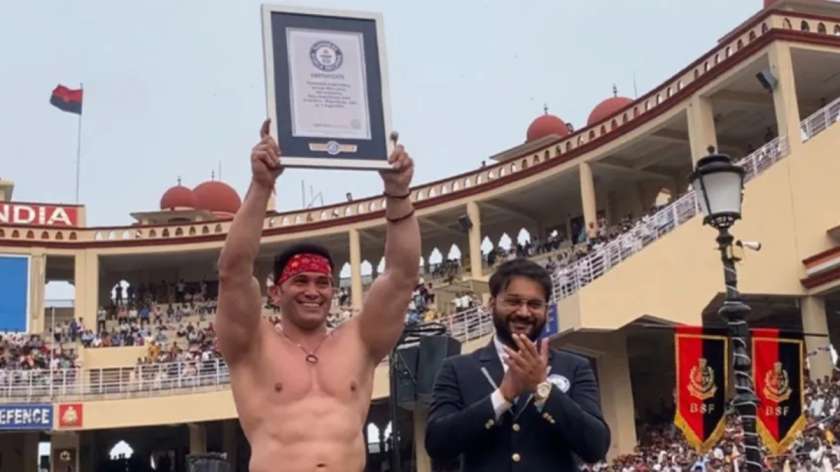 'Steel Man of India' Vispy Kharadi breaks another world record by holding 261 kg hercules ...