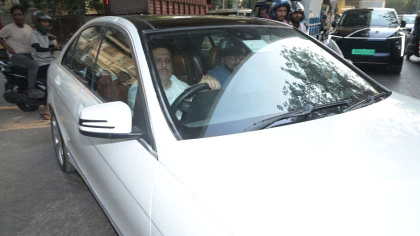 Dharmendra's last rites: Wife Hema Malini appears with folded hands ...