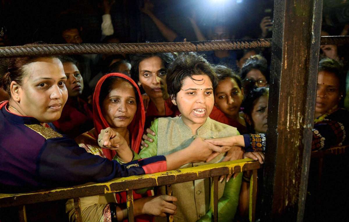 Policemen, locals foil Trupti Desai's bid to march into Mumbai's Haji ...