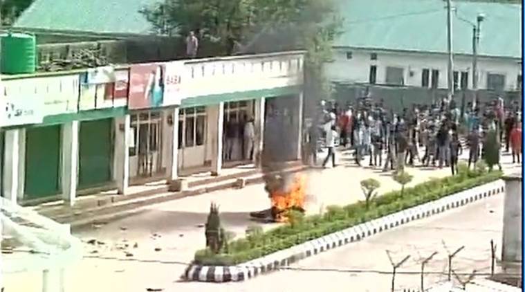 J&K: After NIT, clashes erupt at Baba Ghulam Shah Badshah University ...