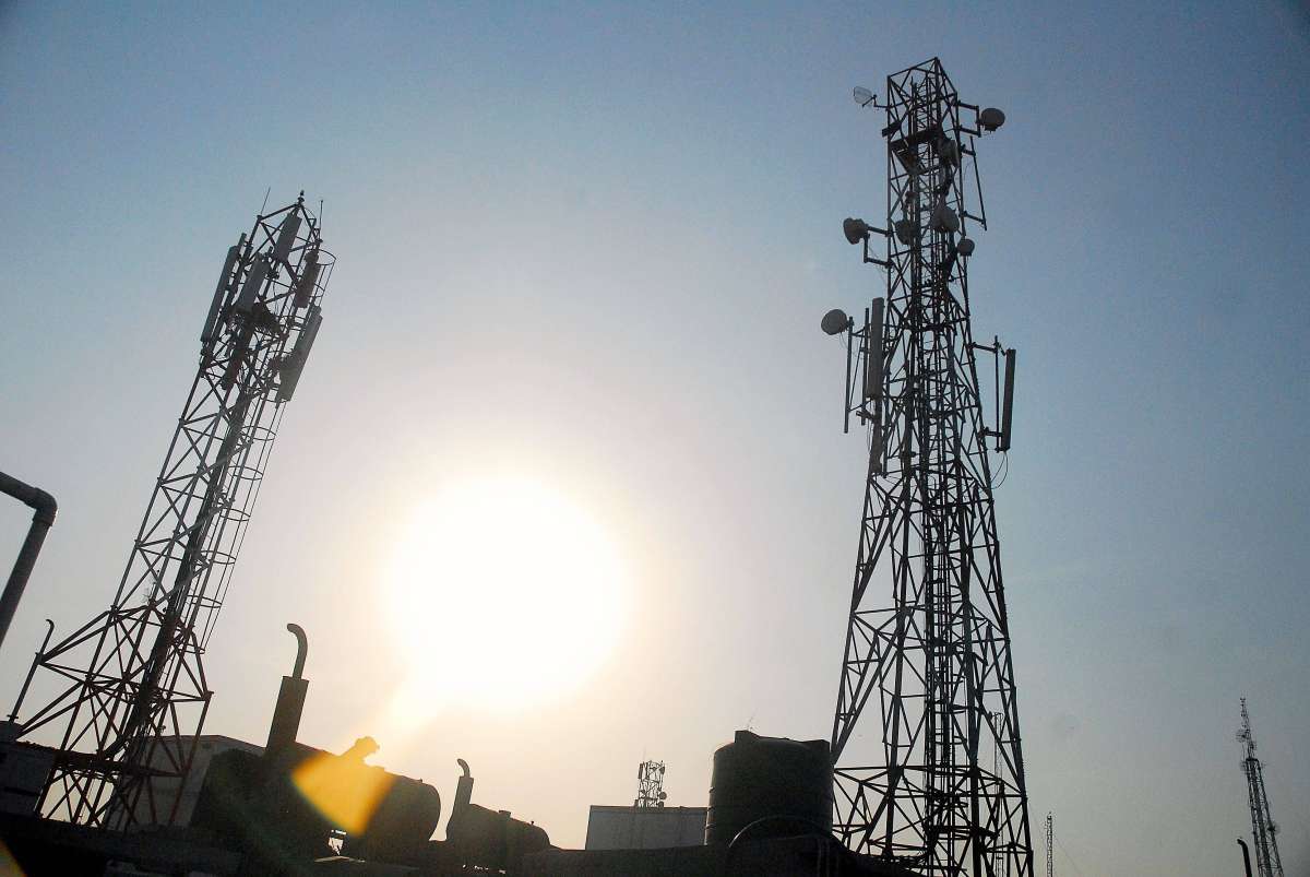 Finance Ministry cuts down service tax on telecom spectrum licence fee ...