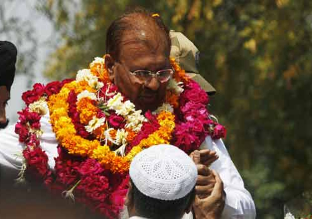 Former Gujarat top cop DG Vanzara returns home after 9 years, gets hero ...