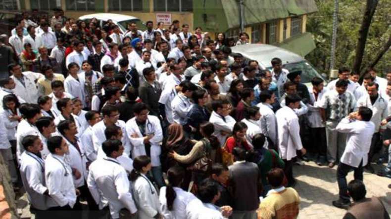 25,000 resident doctors go on strike in Delhi, patient dies – India TV