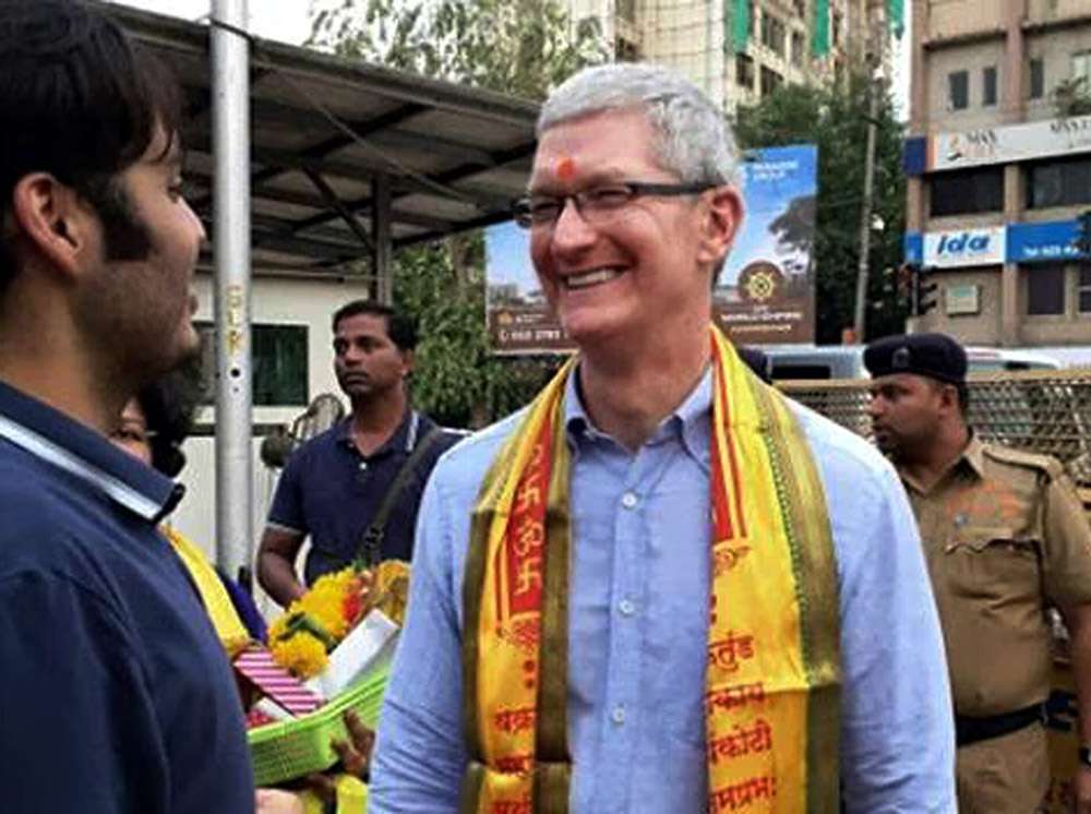 Apple CEO Tim Cook visits Siddhivinayak, performs aarti and meets ...