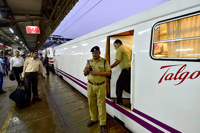 Delhi-Mumbai Talgo train final trial conducted at 150 kmph | India News ...