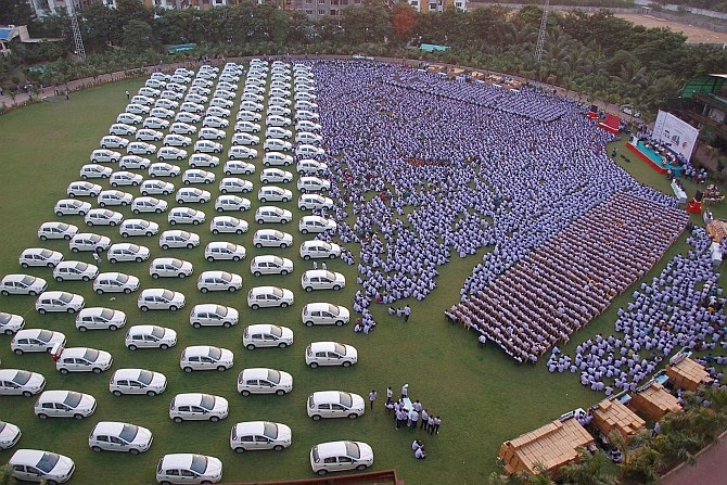 Diamond merchant Dholakia gives 400 flats, 1,260 cars to his employees ...