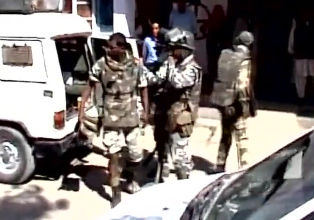 Militants hurl grenade at CRPF convoy in Kashmir's Shopian, nine injured | India News – India TV