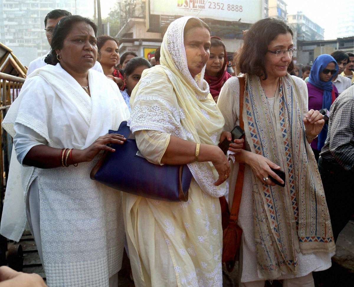 250 women offer prayers at Haji Ali Dargah after 5 years of agitations ...