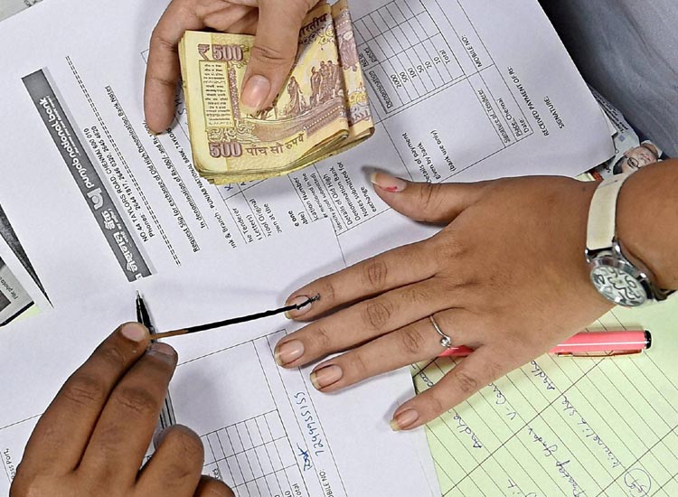 'Modi's note ban has hit informal sector hard, could become costly ...