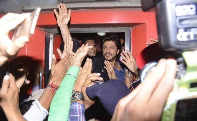 A taste of SRK's stardom via a train ride, and its after effects ...