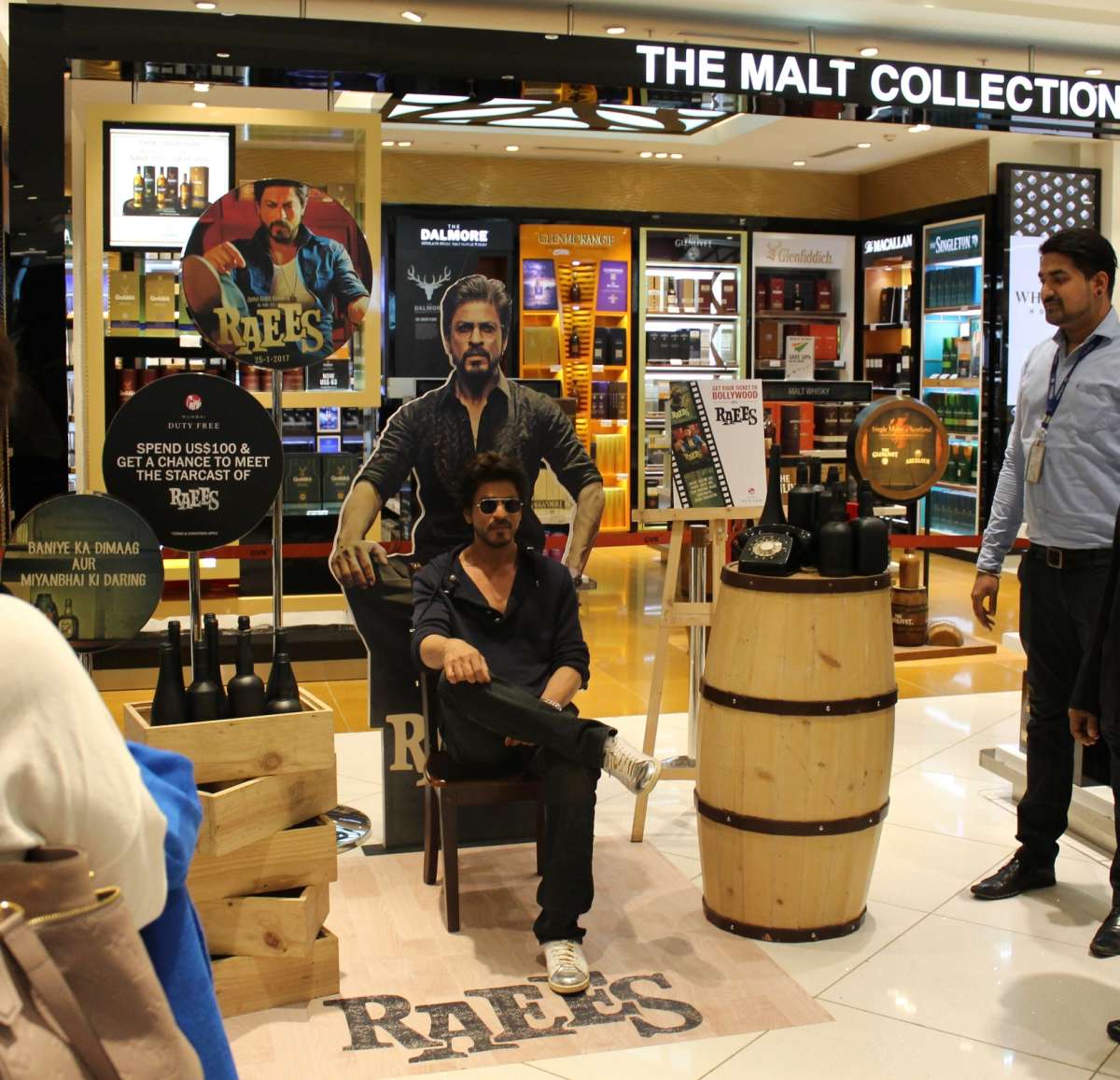 You could bump into Raees SRK at Mumbai duty free shop at airport | Bollywood News – India TV