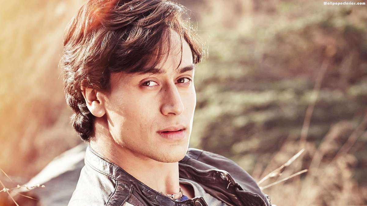 Tiger Shroff travels in local train, here's why | Bollywood News – India TV
