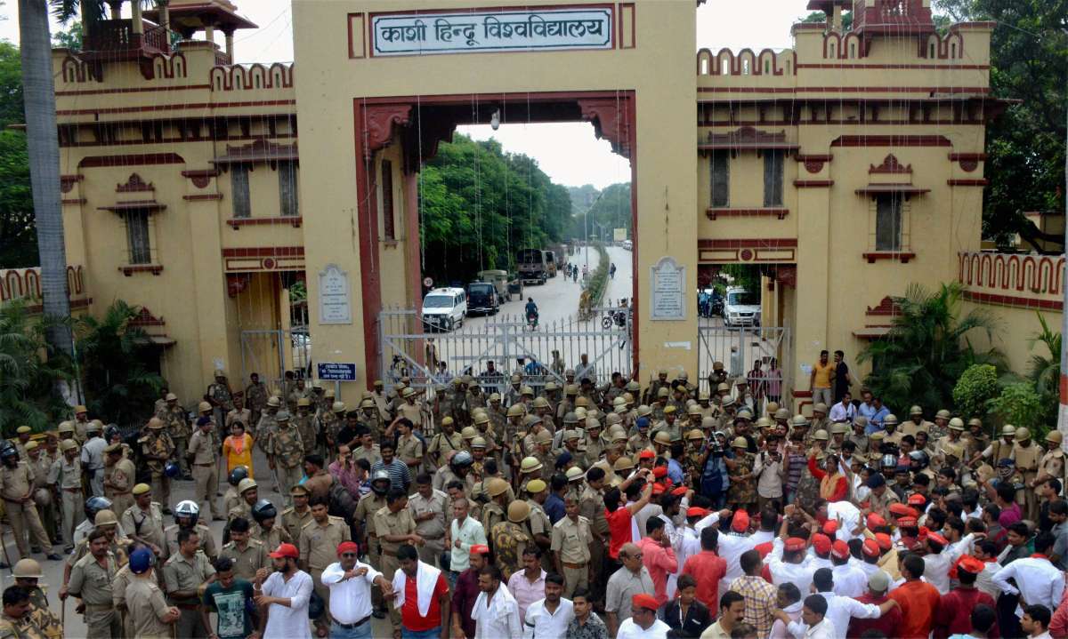 BHU violence: 5 top officials removed, FIR against 1,000 students ...
