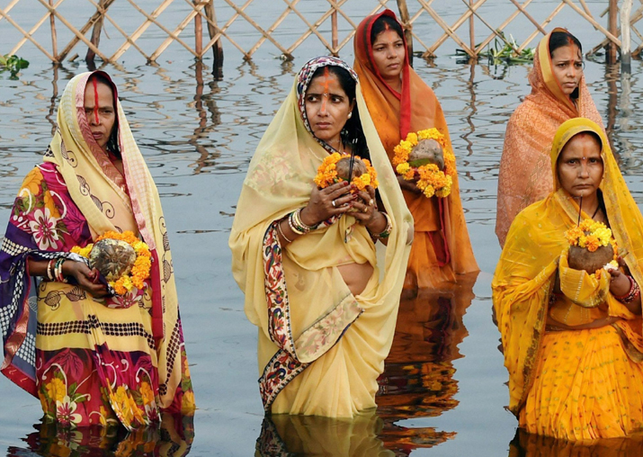 Prayers to setting sun marks Chhath festival in Bihar | India News ...