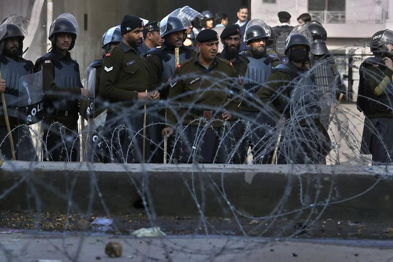 1 cop killed, 150 injured as Pakistan cracks down on Islamist protests ...