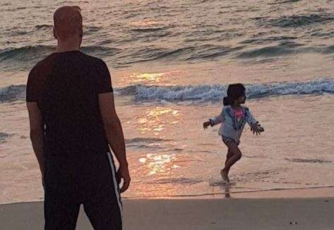 This beach pic of Akshay Kumar and daughter Nitara is too cute to be ...