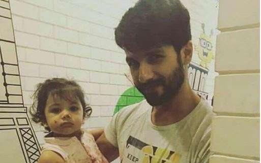 Picture of Shahid Kapoor carrying Misha covered in paint is aww-dorable ...