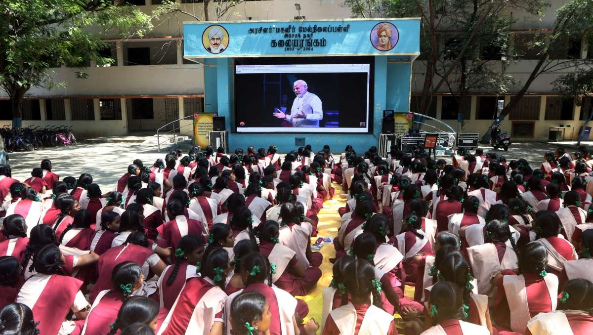 Modi the teacher tells students to compete with oneself, win small ...