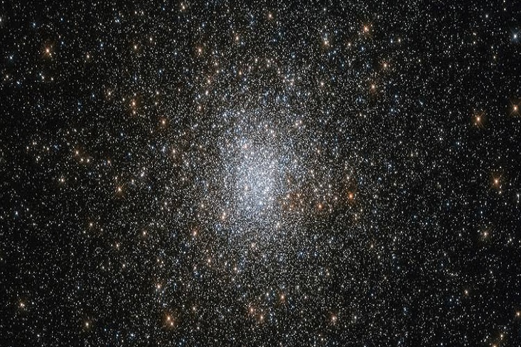 NASA's Hubble telescope detects massive cluster of 10-billion-years-old ...
