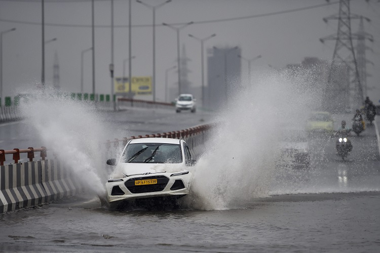 Heavy rains batter Delhi-NCR: 2 killed as waterlogging, traffic jams throw life out of gear ...