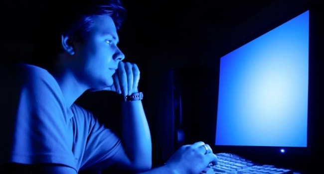 Blue light from phones, laptops accelerates blindness, here's how ...