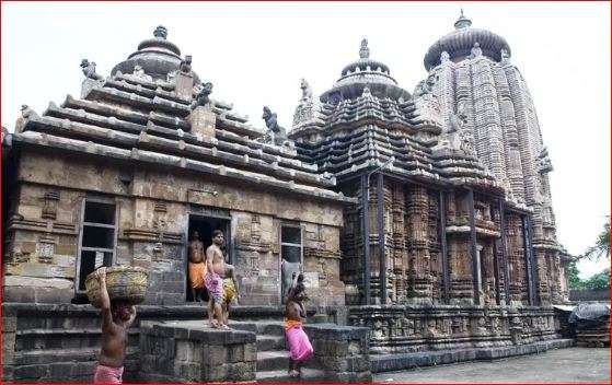 Bhubaneswar: Major fire breaks out at Ananta Basudev Temple, 22 rooms ...