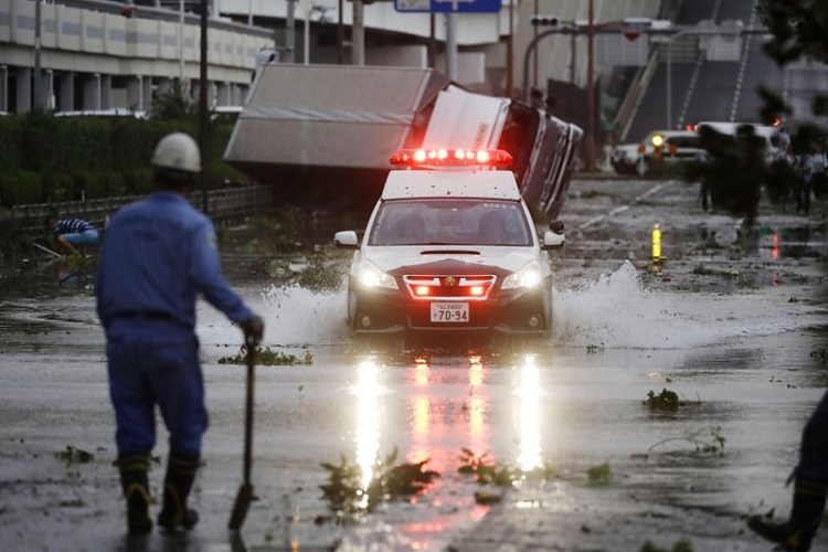 Typhoon Jebi: 8 killed, over 200 injured as deadly cyclone makes ...