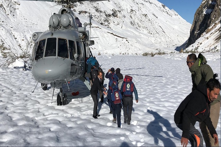Himachal Pradesh: Rescue operations resume, IAF rescues 26 stranded tourists from snow-marooned ...