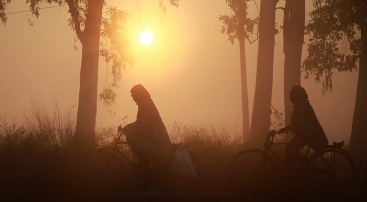 Delhi shivers at 3 degree Celsius; Kashmir freezes in sub-zero ...