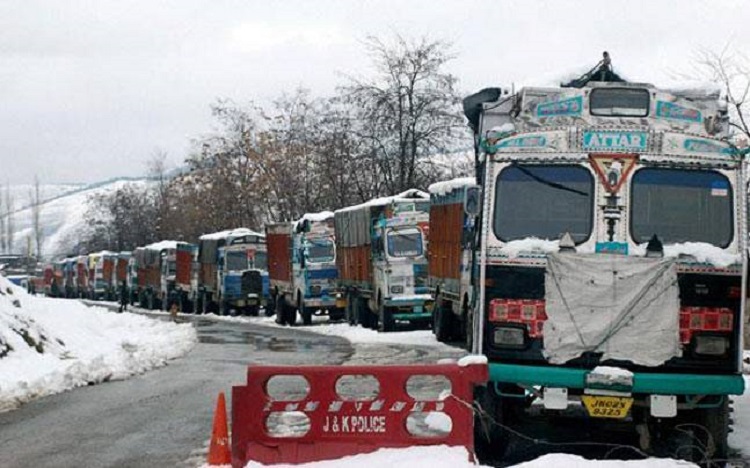 One-way traffic resumes on Jammu-Srinagar highway after three days ...