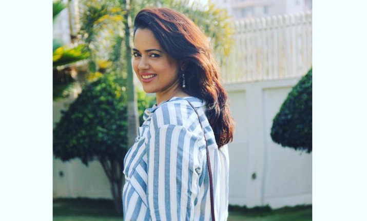 Race actress Sameera Reddy confirms pregnancy, flaunts baby bump at LFW ...