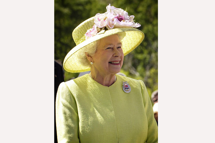 Queen Elizabeth posts on Instagram for the first time, at the UK ...